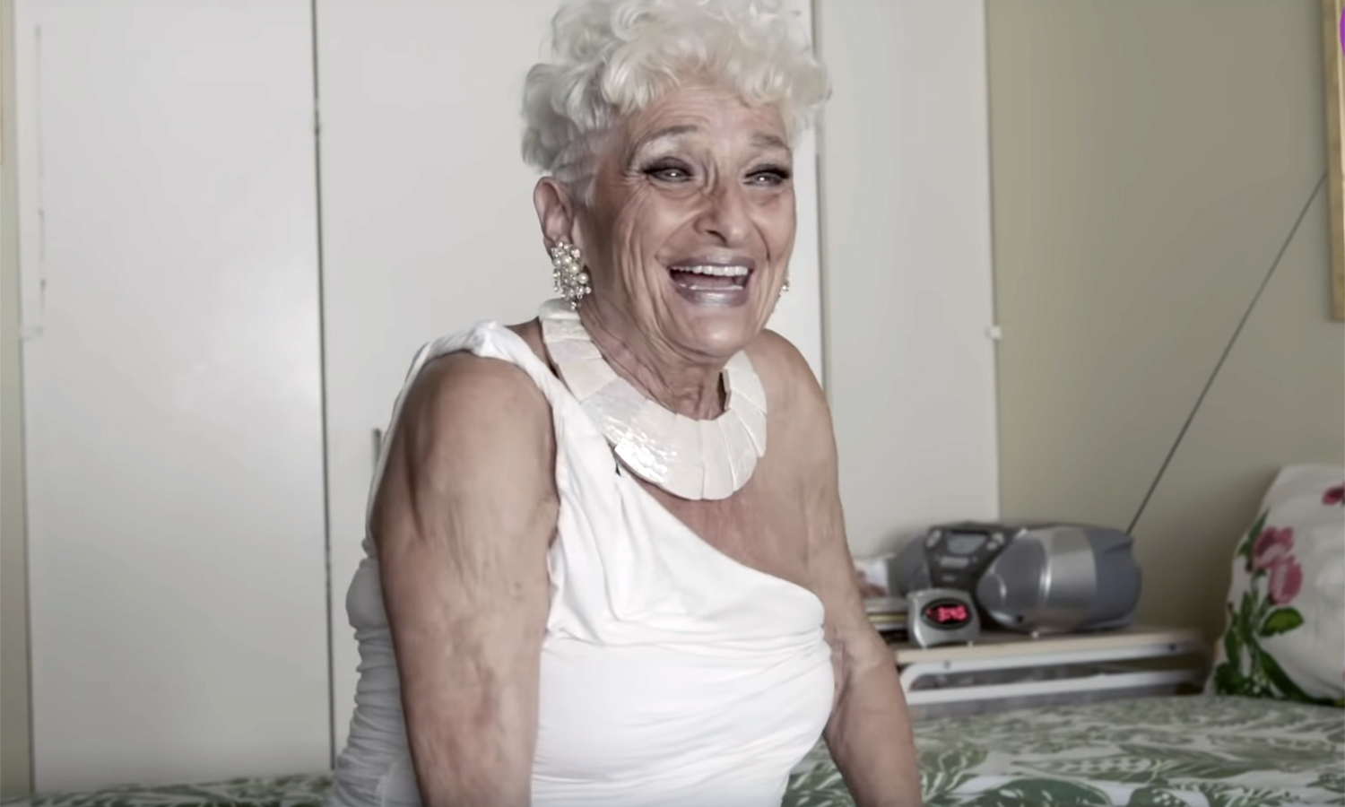 Hattie (83) izlazi samo s mladim dečkima. Poručuje vam: ‘Starenje je ...