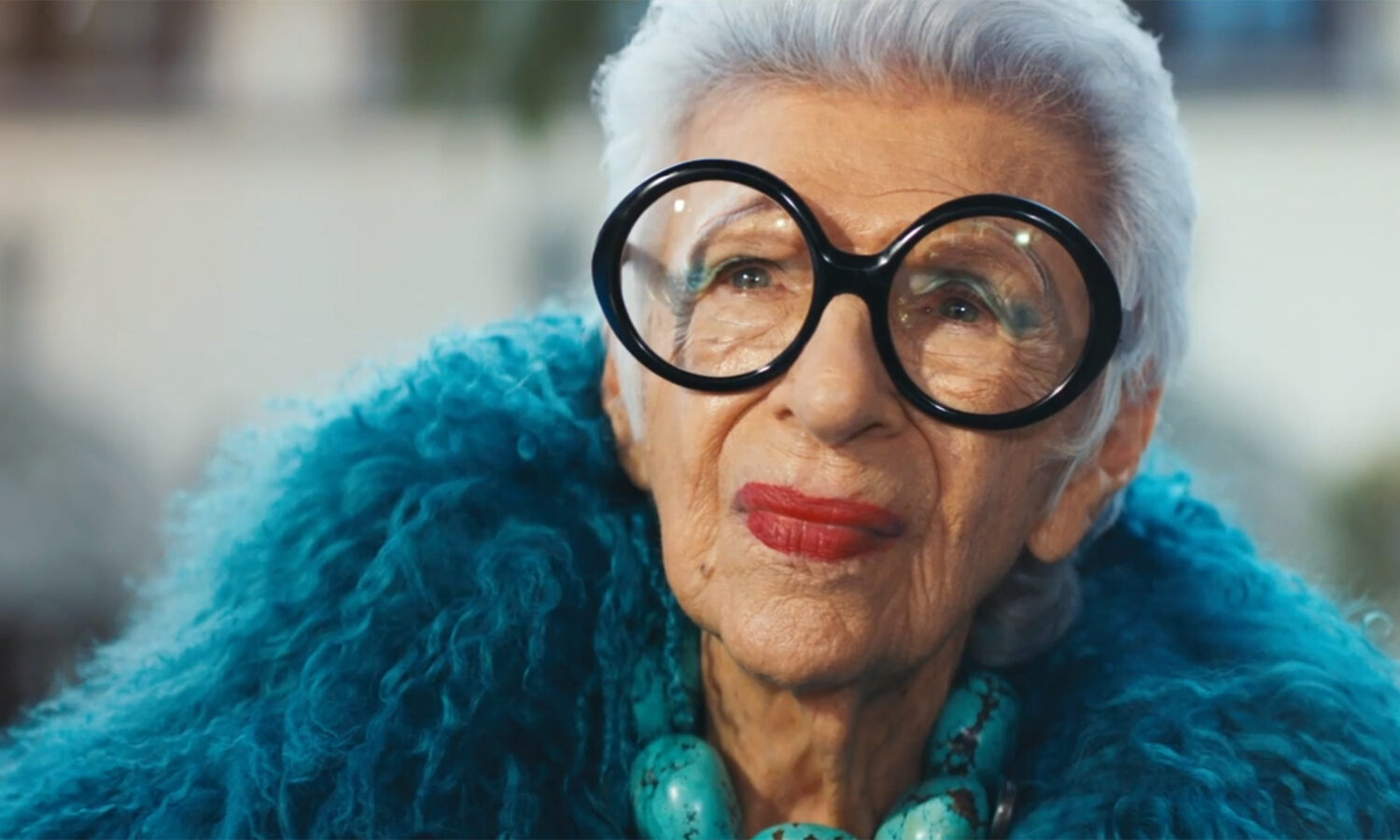 Preminula modna ikona Iris Apfel (102). ‘Više je više, a manje je ...